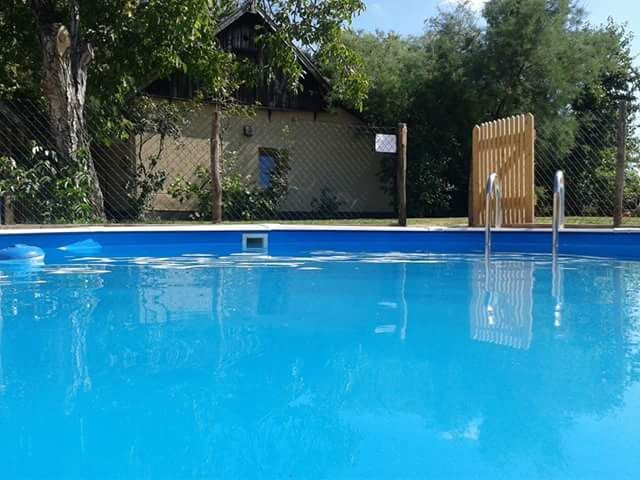 0721-20-Ferienhäuser-Horsetanya-Nigel-Pool – Rudelurlaub®